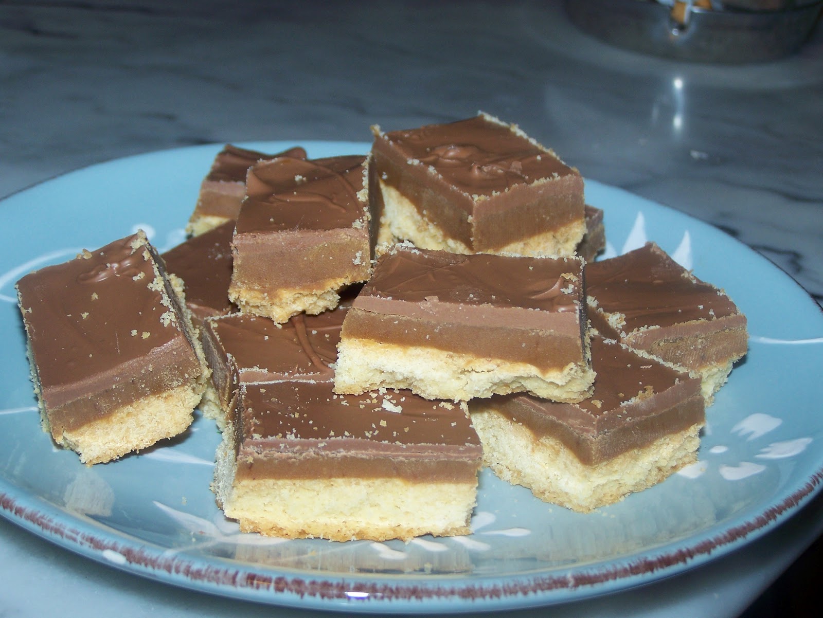 e-chef: ΜΠΙΣΚΟΤΑ ΜΕ ΚΑΡΑΜΕΛΑ ΚΑΙ ΣΟΚΟΛΑΤΑ (TWIX)