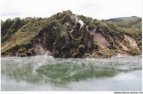 Tasik Air Panas Paling Besar dan Merbahaya