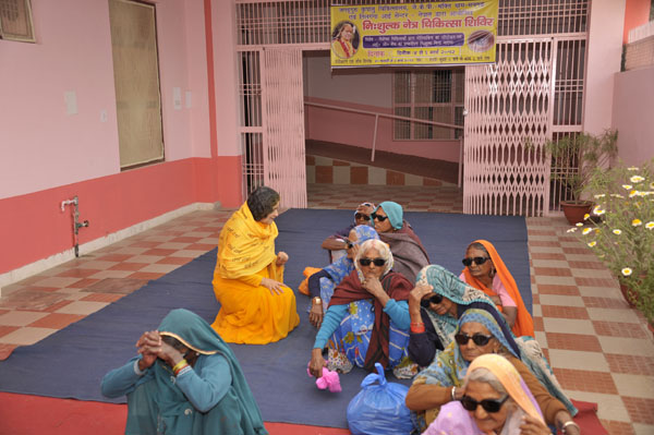 Events Blog of Radha Madhav Society (UK): Didi Ji helping patients at ...