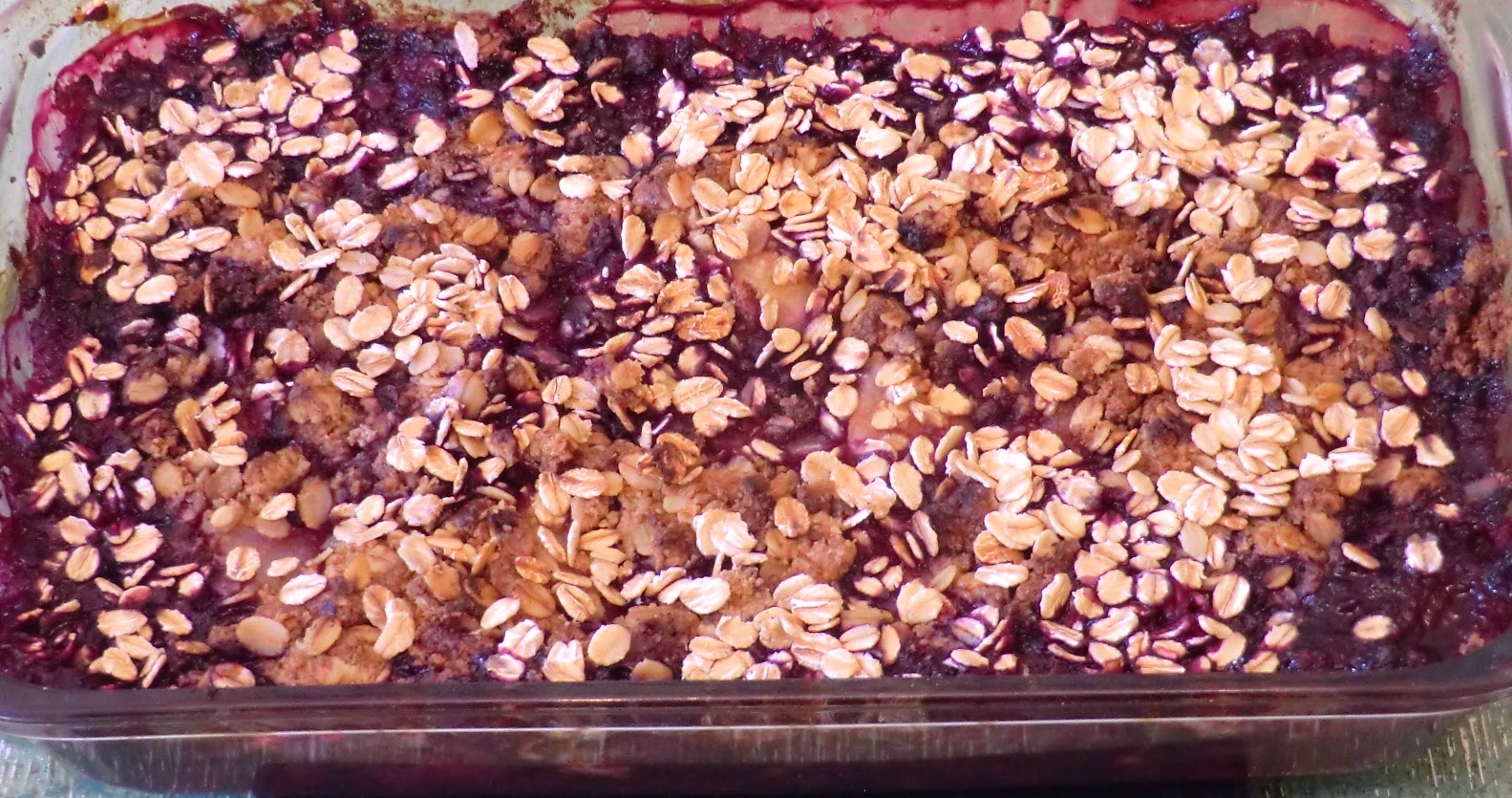 Crumble aux fruits rouges, aux poires, à l'amande et à l'avoine sans ...