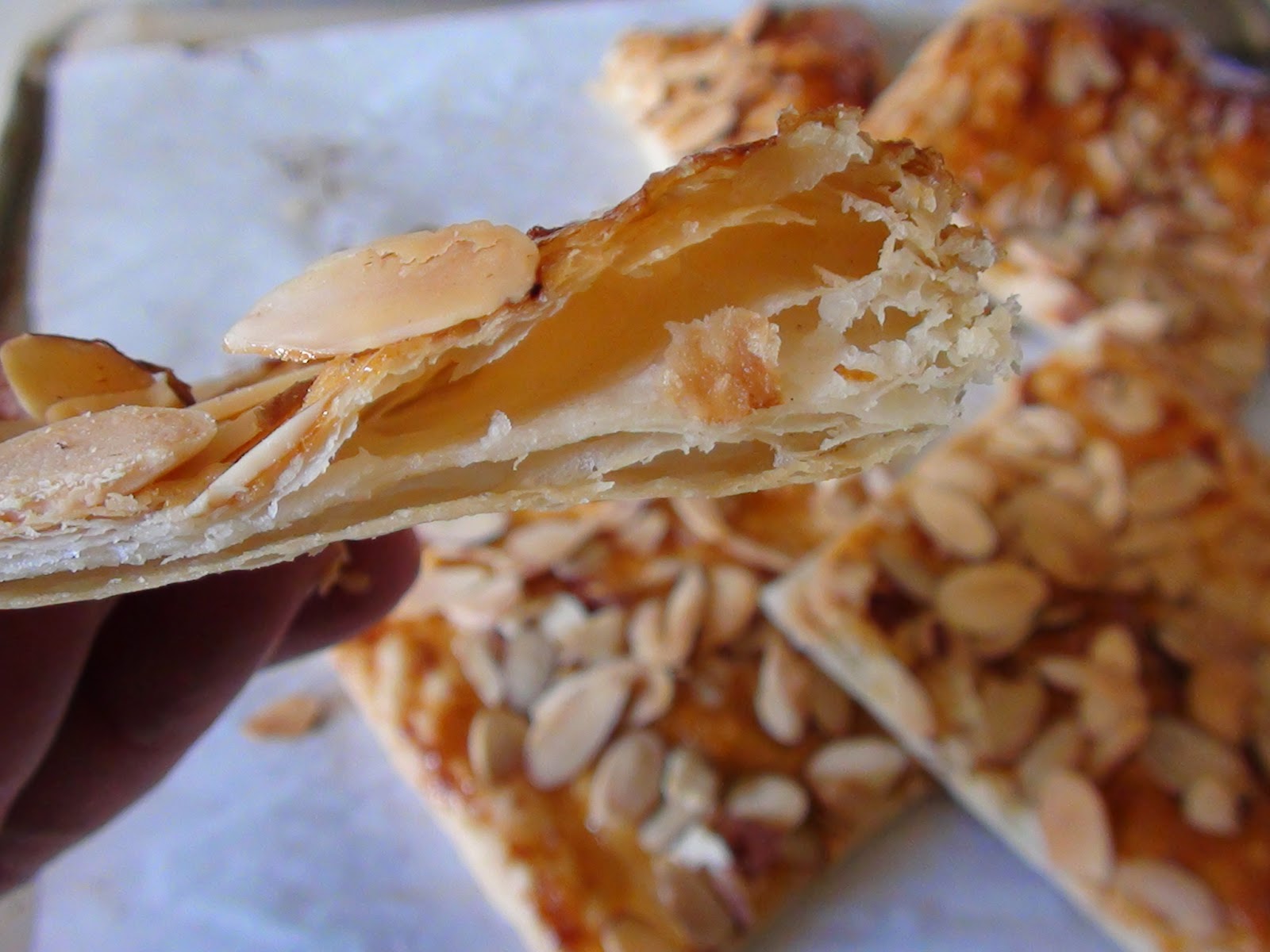 zsuzsa is in the kitchen: FLAKY ALMOND SQUARES