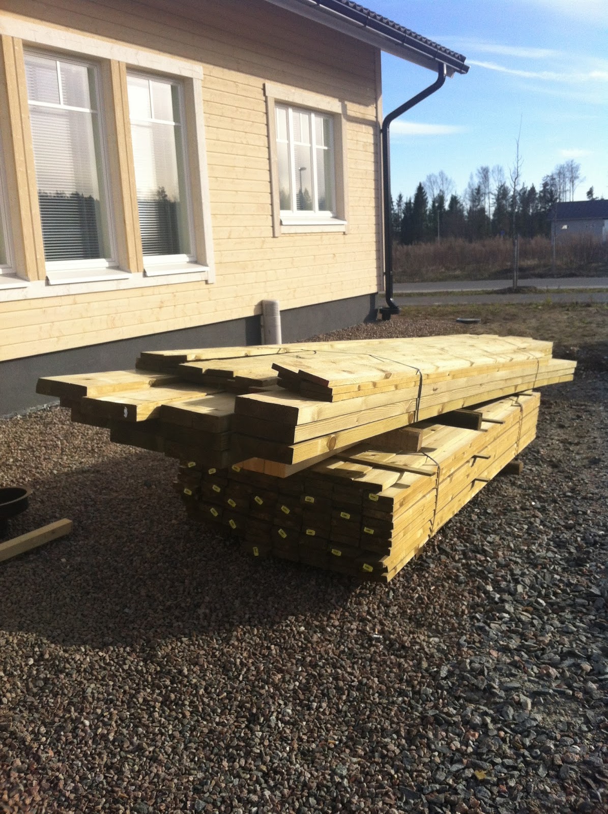 Perhosniitty: Terassin teko aloitettu