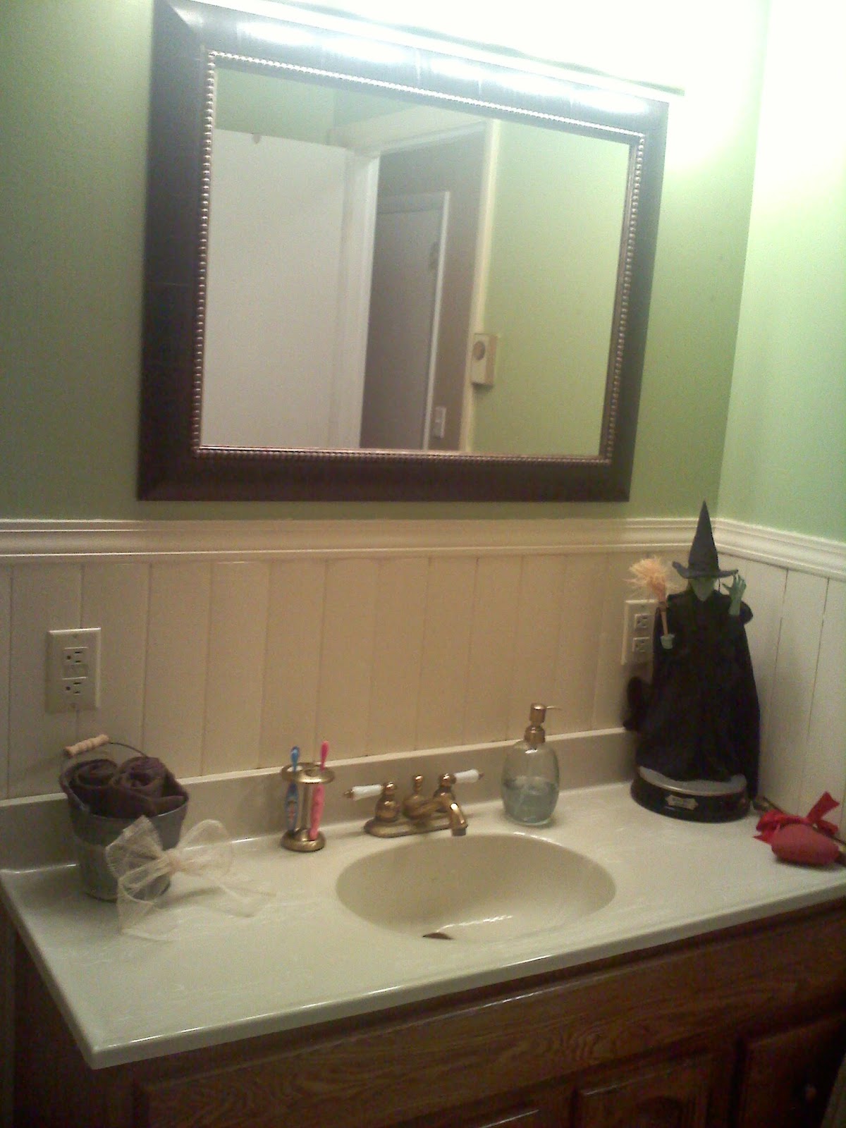 Housewife of Independent Means: Wizard of Oz Bathroom!