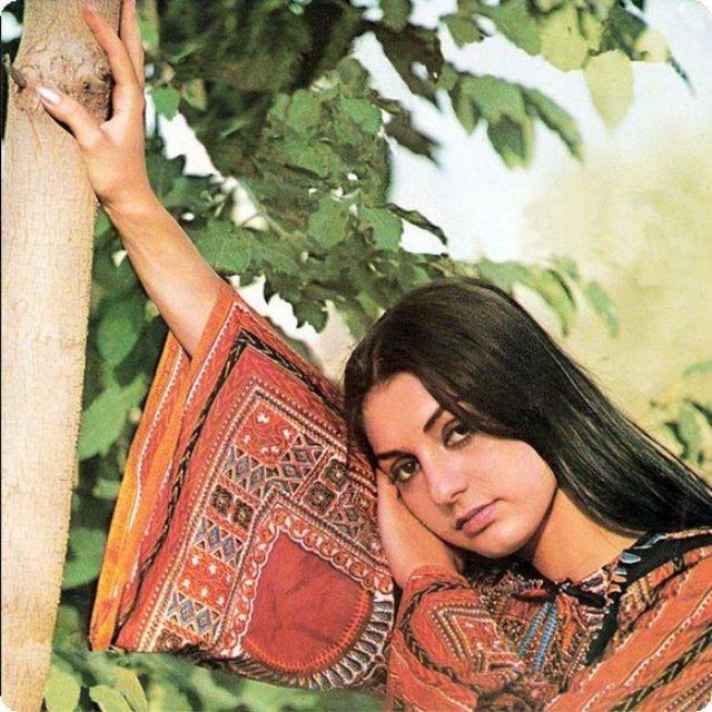 40 Fascinating Photographs of Googoosh, One of Iran's Biggest Pop Stars ...