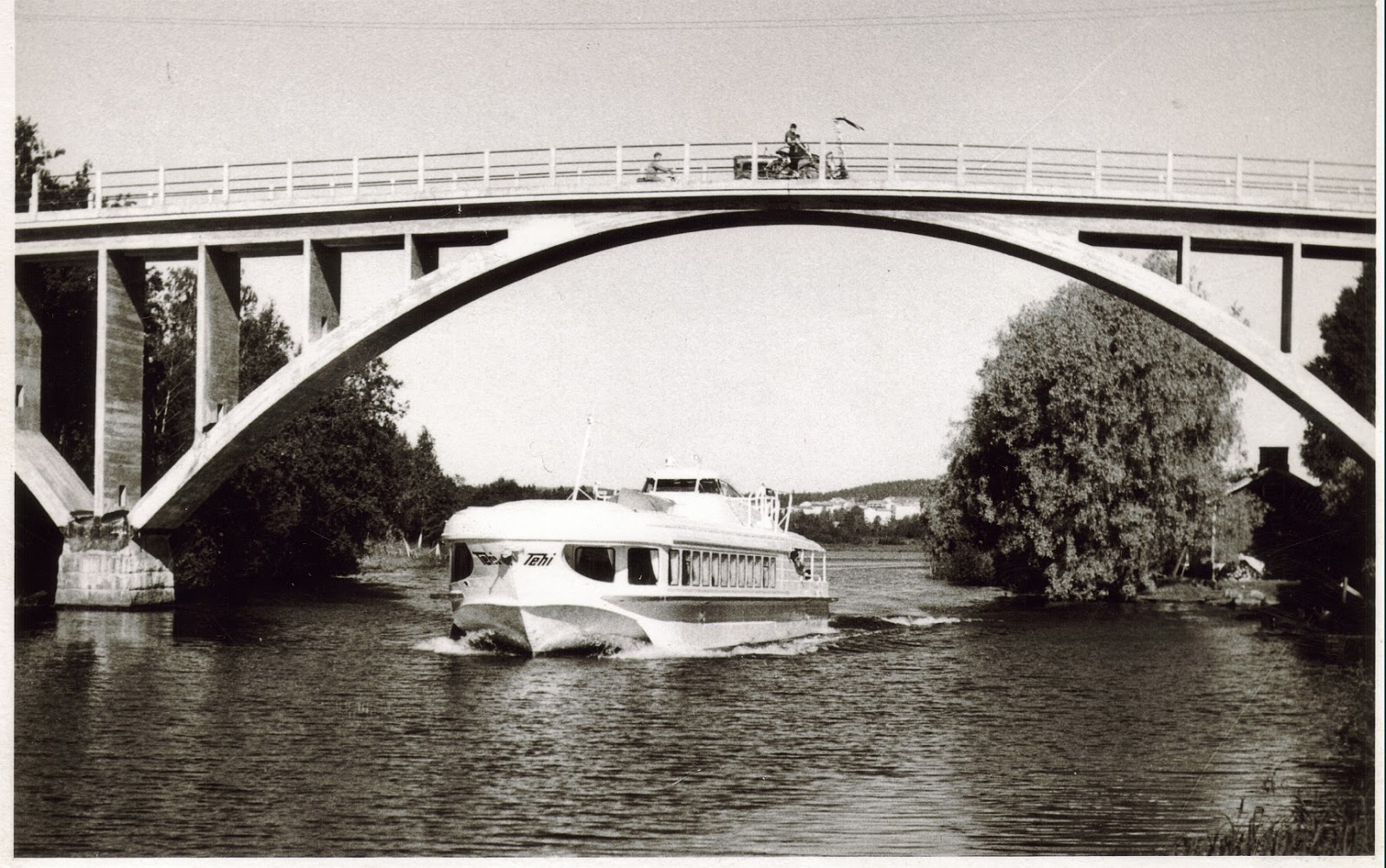 LAIVAKUVIA ym.: Tehi, kantosiipialus Päijänteellä