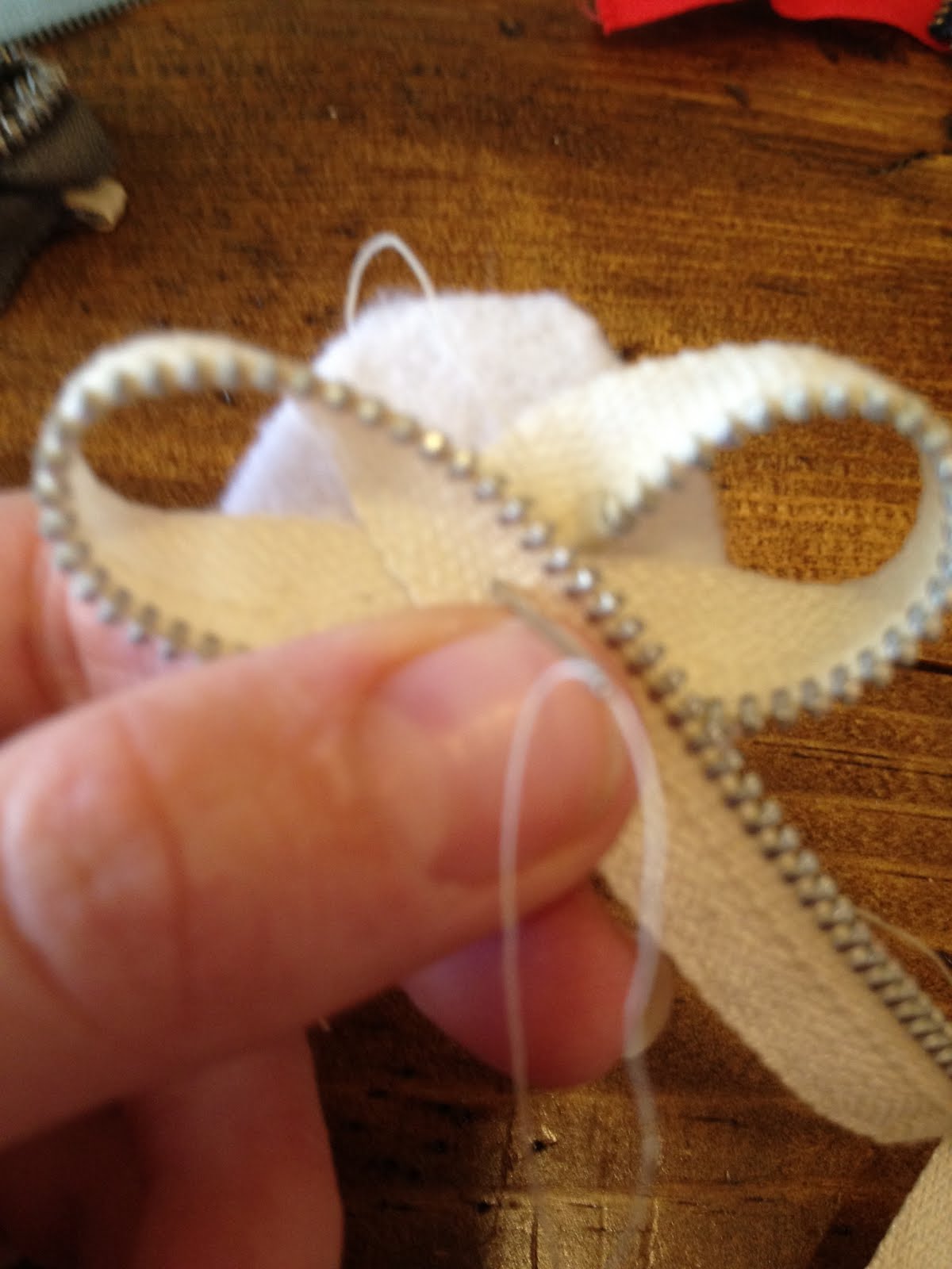 Garage Sales R Us: Zipper Bow Tutorial Part Two: Peacock Feather Zipper Bow