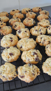 Mums in the Kitchen: Rice Bubble and Sultana Biscuits