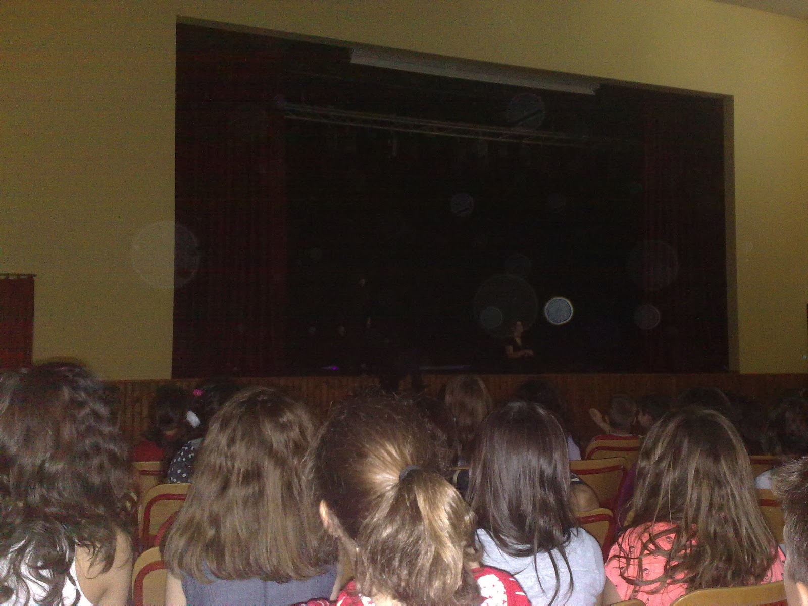 1o Δημοτικό Σχολείο Συκεών: ΜΑΥΡΟ ΘΕΑΤΡΟ ΣΤΑ 1ο-5ο ΔΗΜΟΤΙΚΑ ΣΧΟΛΕΙΑ ΣΥΚΕΩΝ