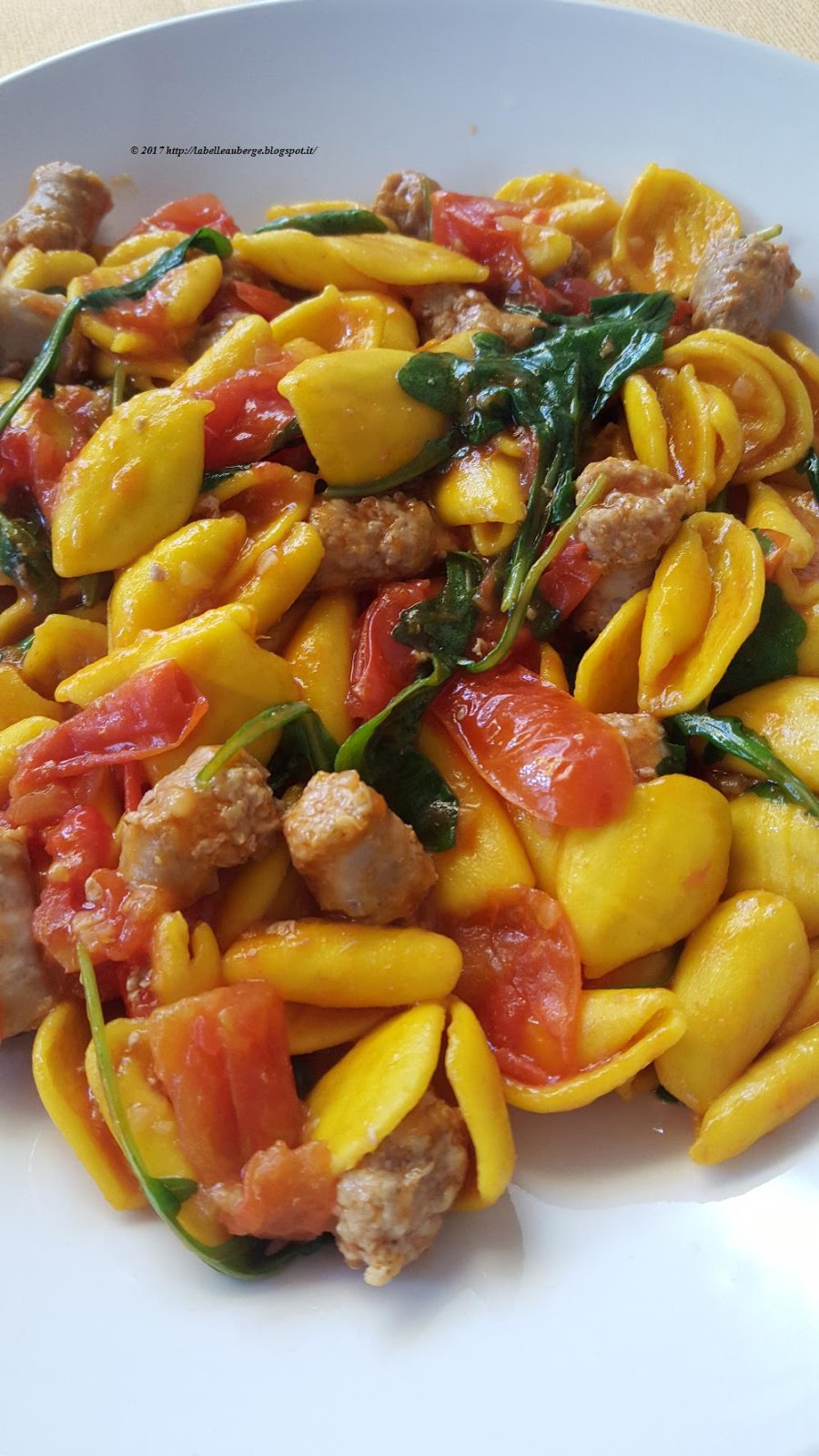 La Belle Auberge: Strascinati gialli con salsiccia, mini pomodori san ...