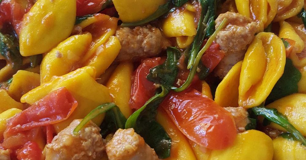 La Belle Auberge: Strascinati gialli con salsiccia, mini pomodori san ...