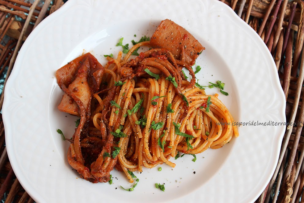 Spaghetti al sugo di totani | I SAPORI DEL MEDITERRANEO
