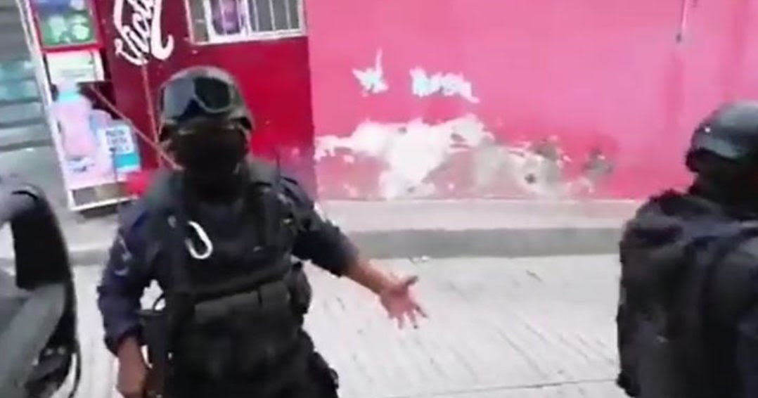 Borderland Beat: VIDEO Guerrero Police Attack Reporter While He is ...