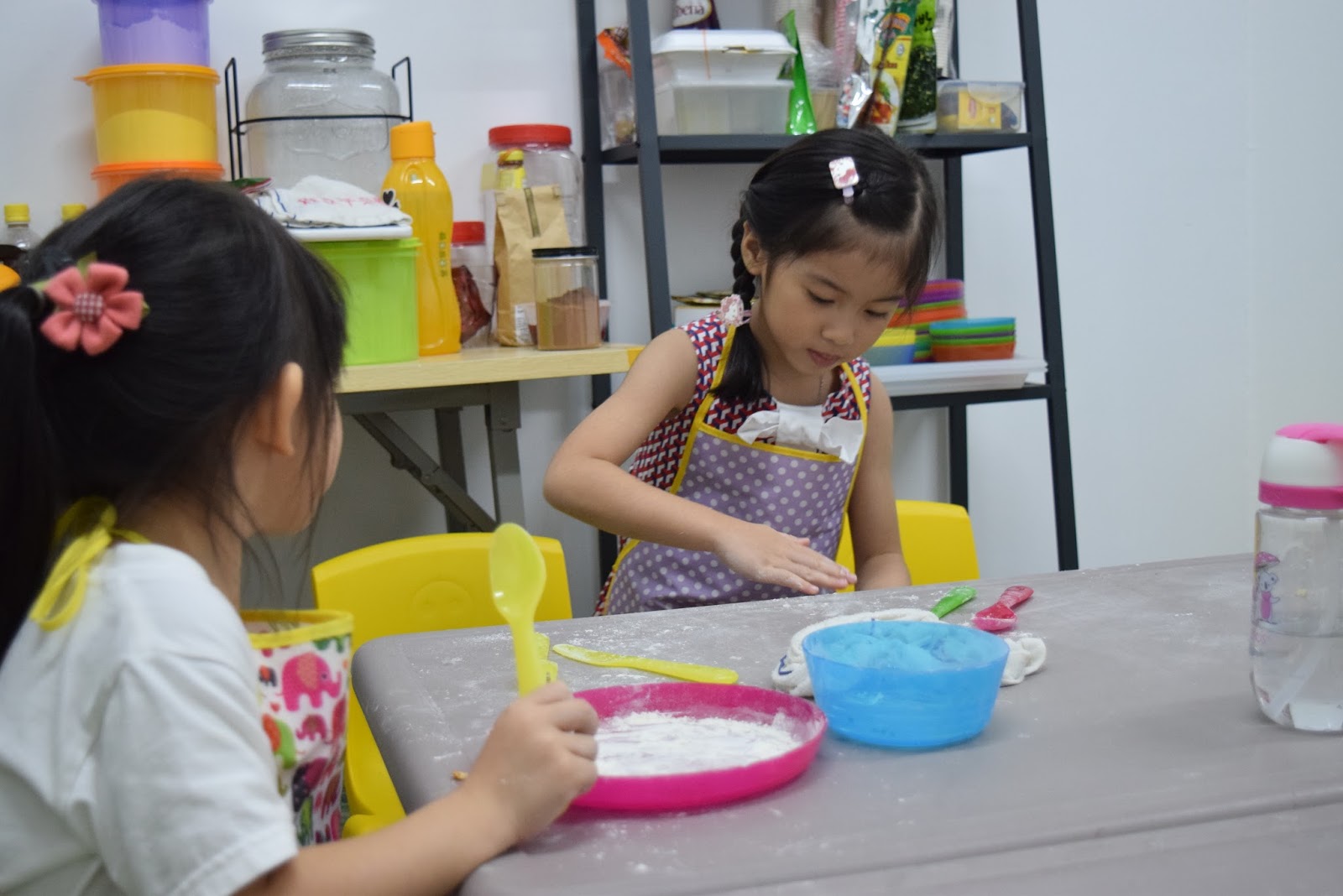 Hi5 Playgroup: Sensory activity - Yes, we let the children play with flour