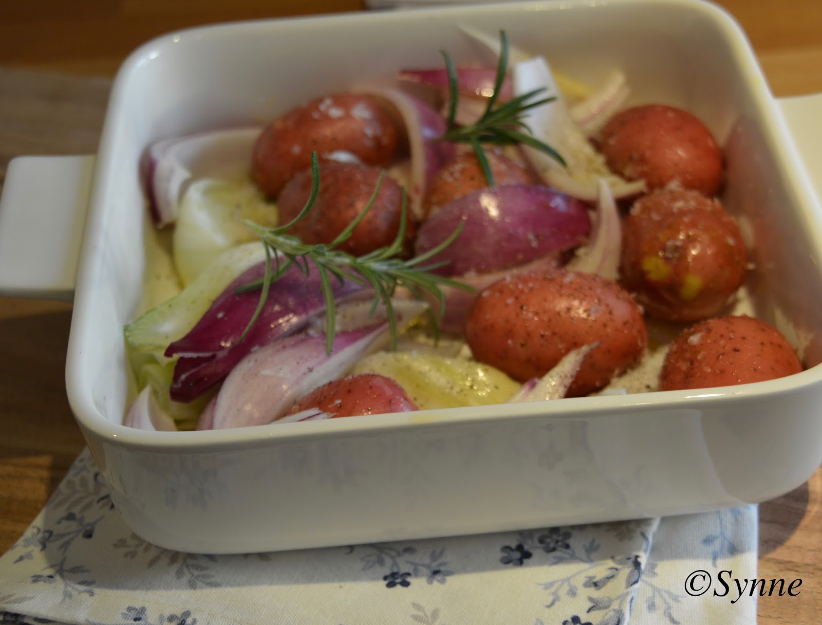 ganske enkelt: Bakte småpoteter med rødløk og fennikel