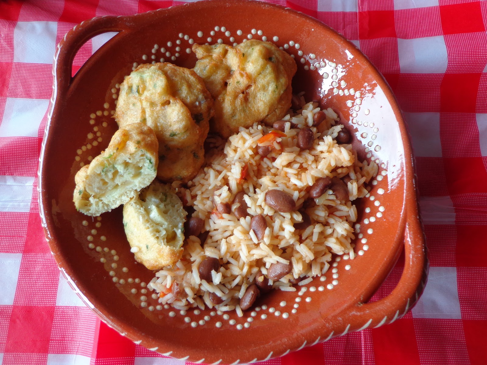 Prato Caseiro: Pataniscas de bacalhau com arroz de feijão