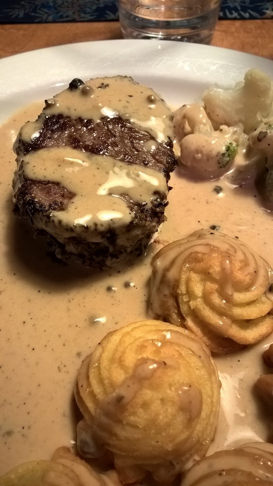 Jokkerin ruokatorvi: Pippuripihvi, perunanoisetit ja calvados-kermakastike