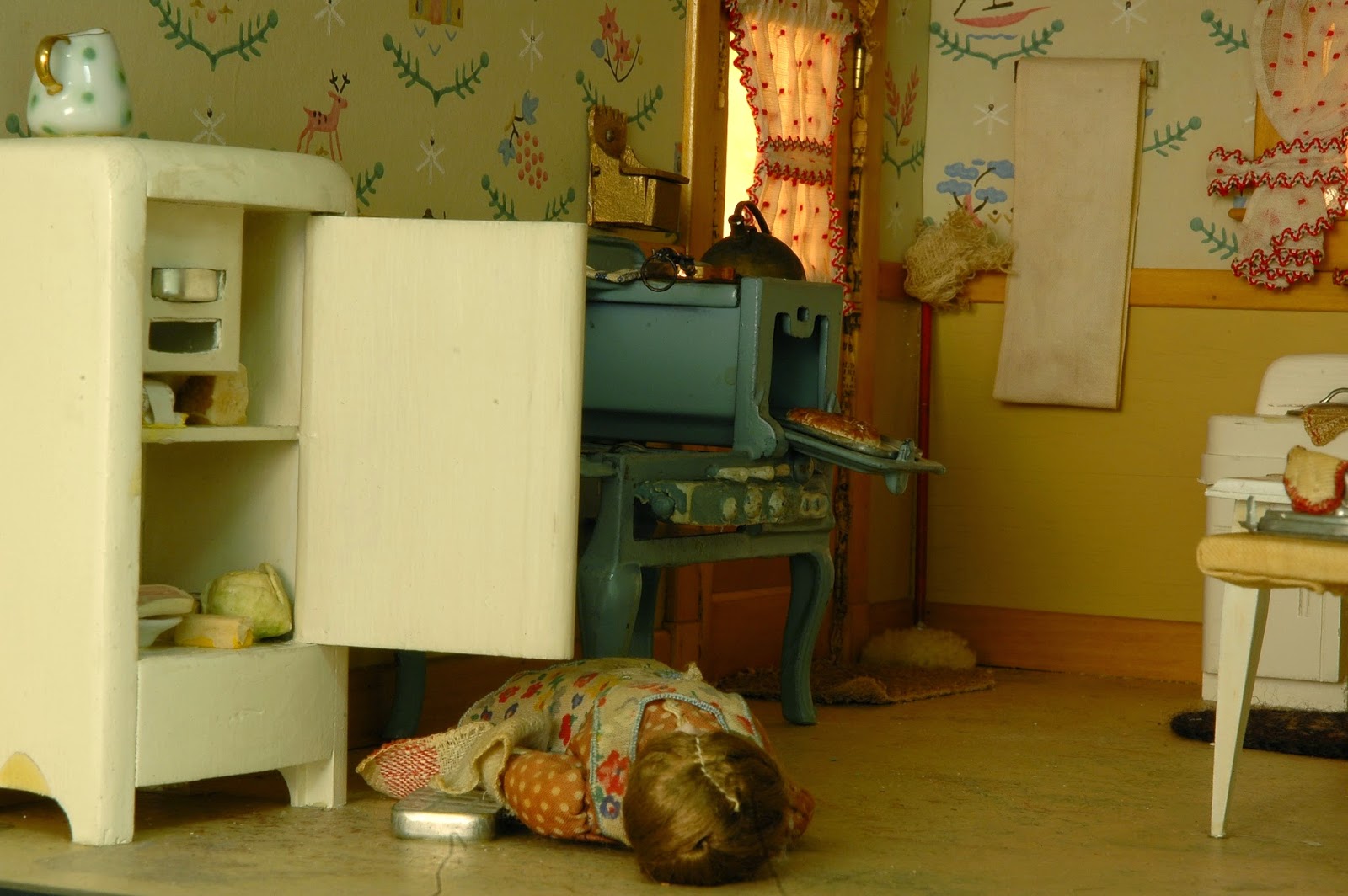 Nutshell Studies of Unexplained Death: Frances Glessner Lee Withdrawal?