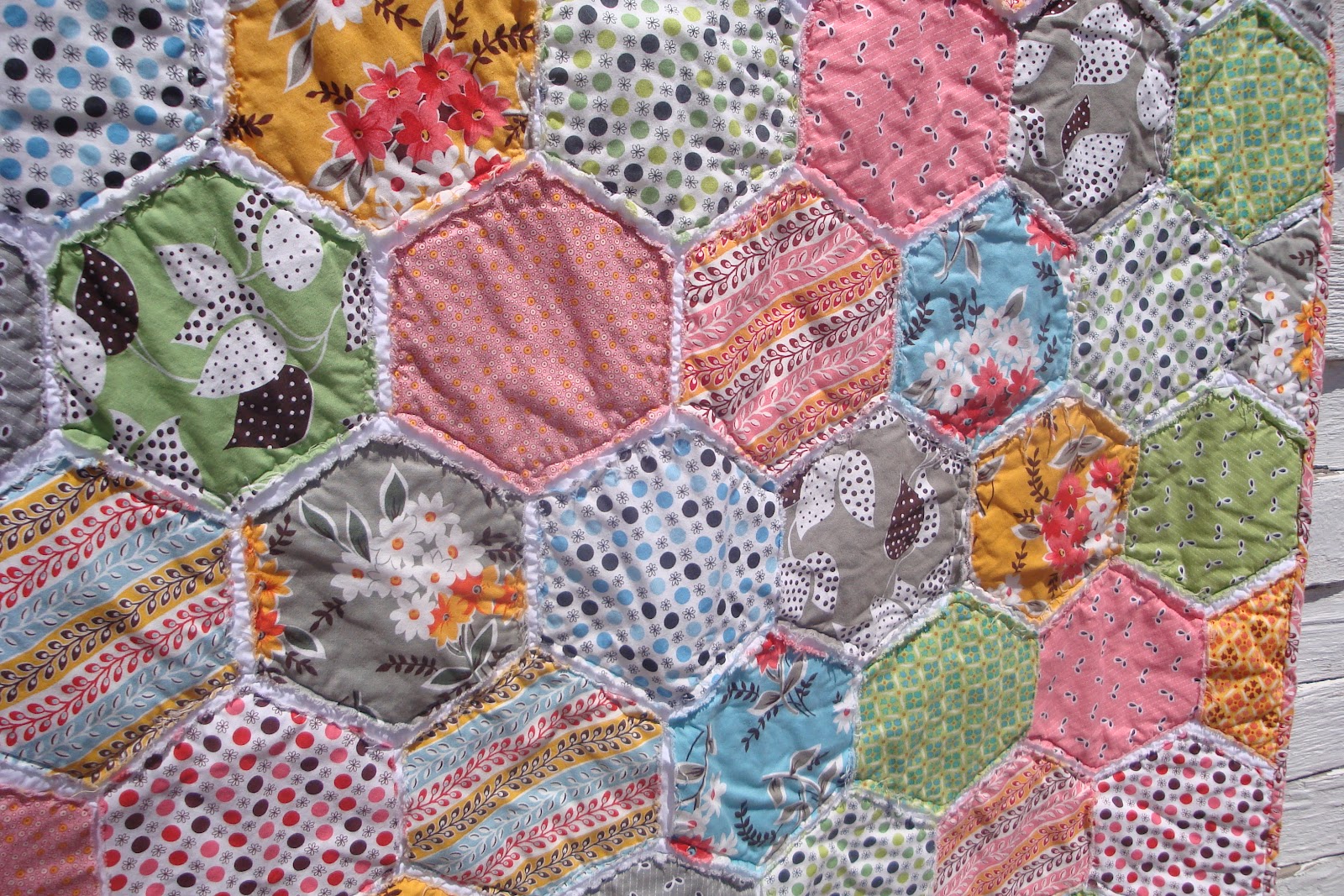 THE QUILT BARN: Flea Market Fancy Hexagon Rag Quilt