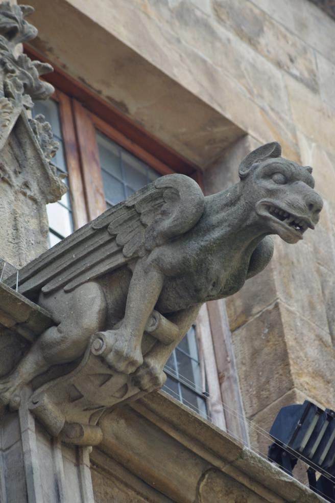 El mundo de Juan María: Viajes y Fotografía: Las gárgolas del edificio ...