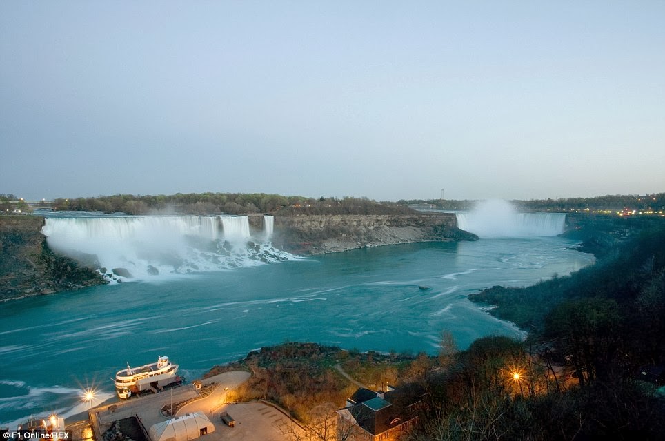 The West Awake: Photos: Niagra Falls- The Last Blast Of Winter. Wow!