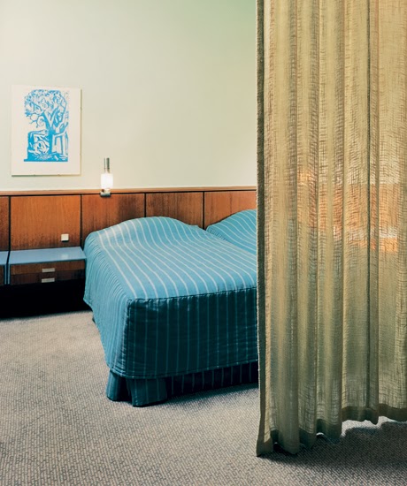 Le Strict Maximum.: SAS House & room 606.