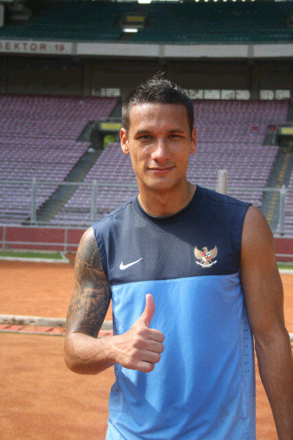 Tonnie Cusell & Raphael Maitimo Susah Payah Hafalkan Indonesia Raya