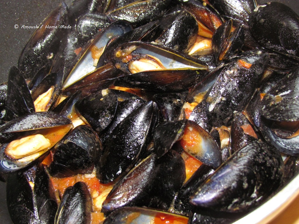 home made recipes by Amoush: scoici cu sos de rosii, busuioc si usturoi