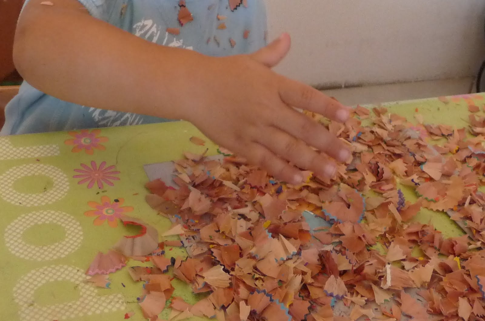 Cornice con la tempera delle matite