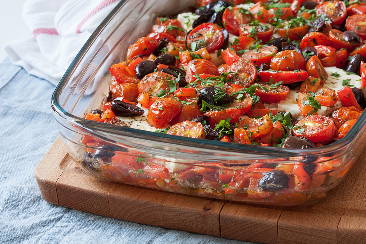 Pečeni feta sir sa paradajzom, paprikom i maslinama | Na tanjiru