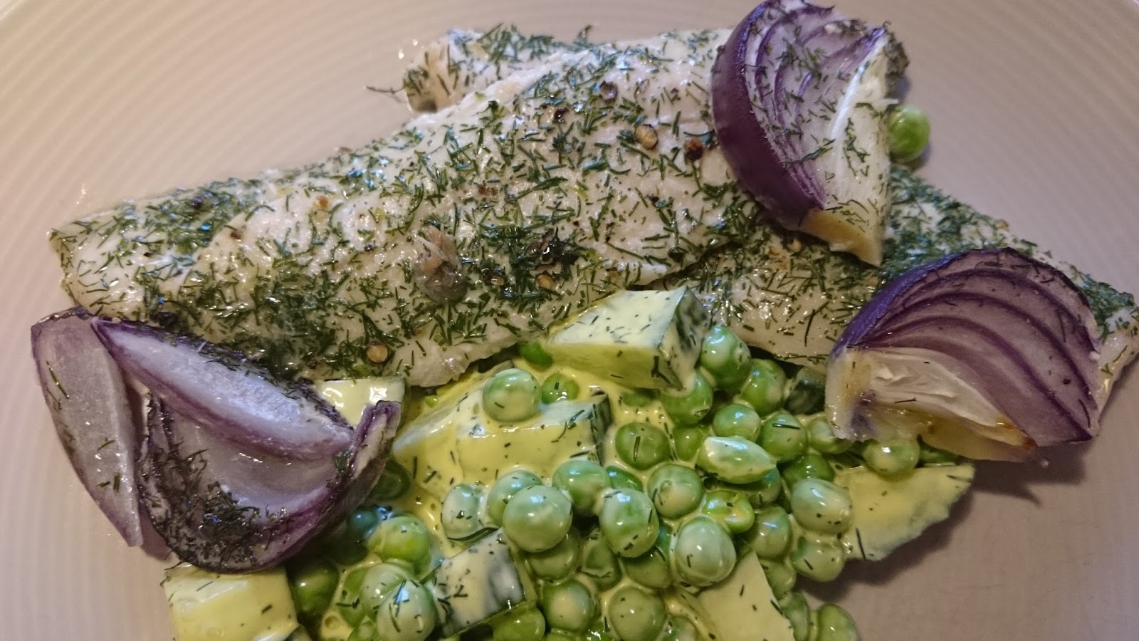 Ugnstekt makrill med dill, smör och citron.