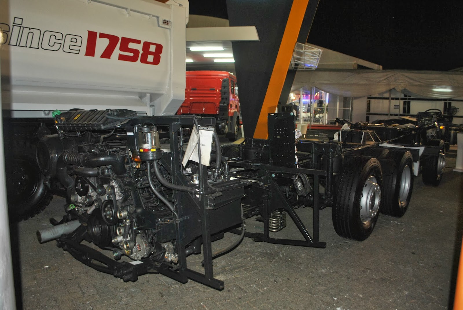 Pelukis Malam: Spesifikasi MAN R37 3 axle