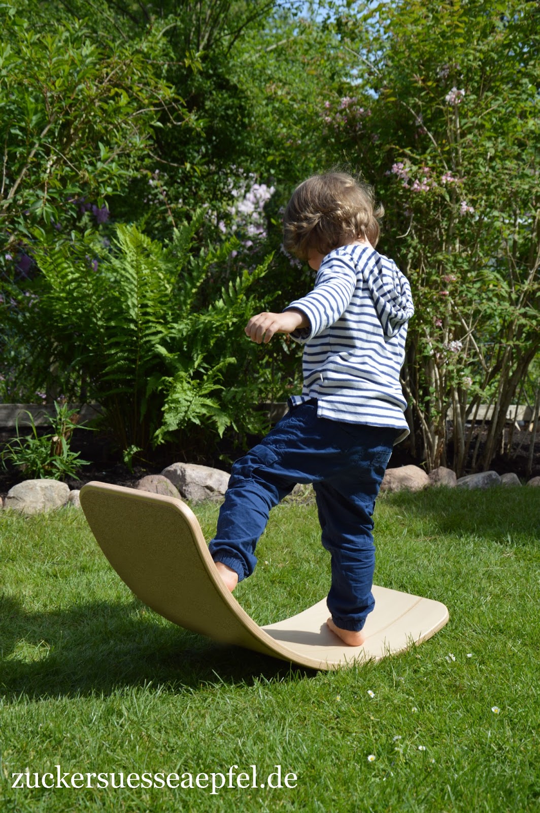 Das Wobbelboard , ein natürliches und vielseitige Spielzeug mit einer ...