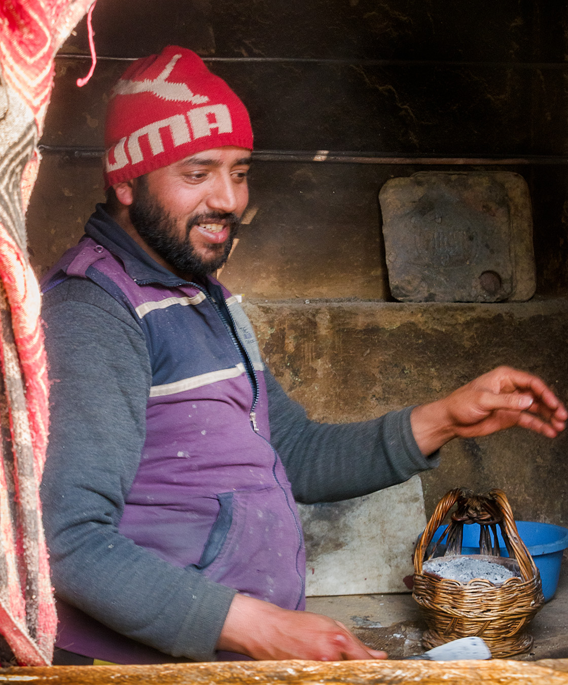 Kashmir - of Kangri pots, Pheran cloaks, and the men and women who use ...