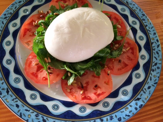 Ensalada de tomate y burrata con piñones