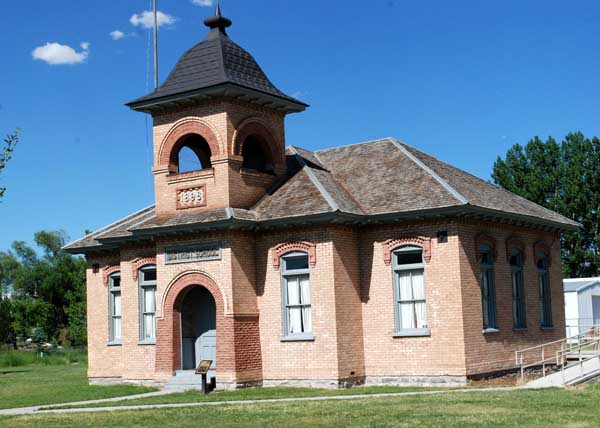 Artwife Needs a Life: Visiting Fairfield, Utah: School and Cemetery