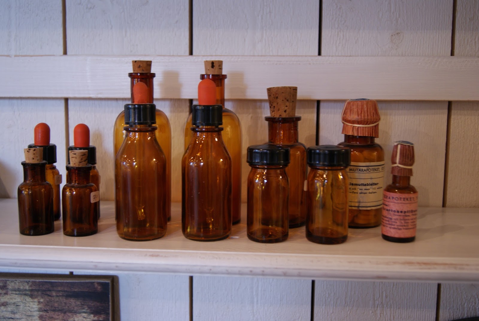 Madame Nyberg: Gamla apoteks-flaskor
