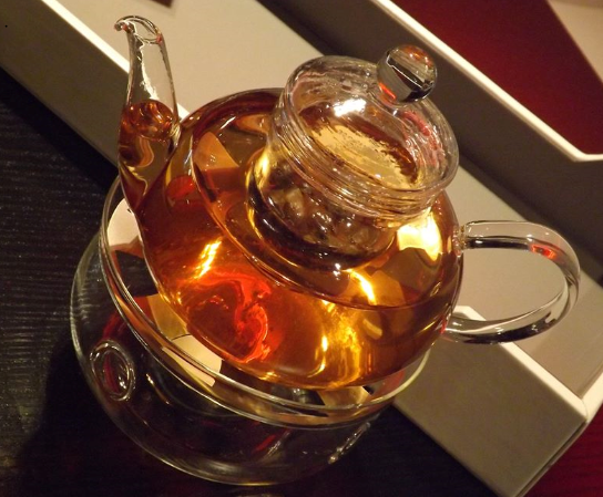 Kuweight 64: GOLD TEA AT MOCCA ART CAFE IN DUBAI