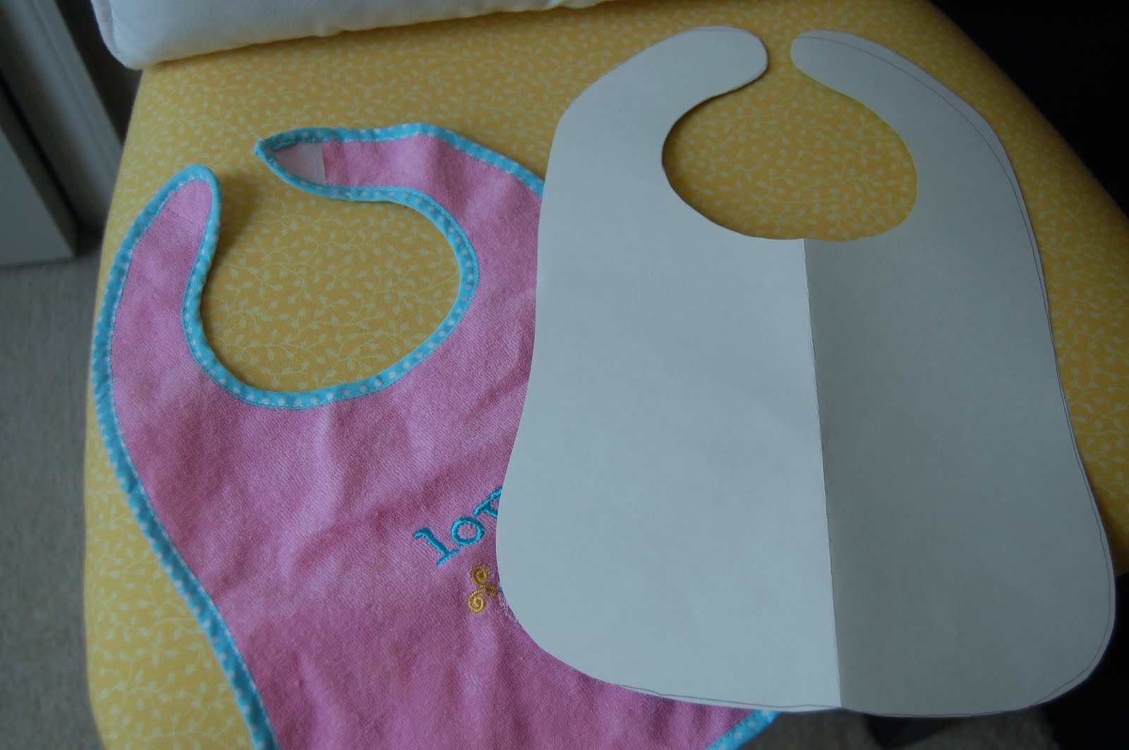 Pinwheel Bib Tutorial–{Lemon Tree Creations} - Infarrantly Creative