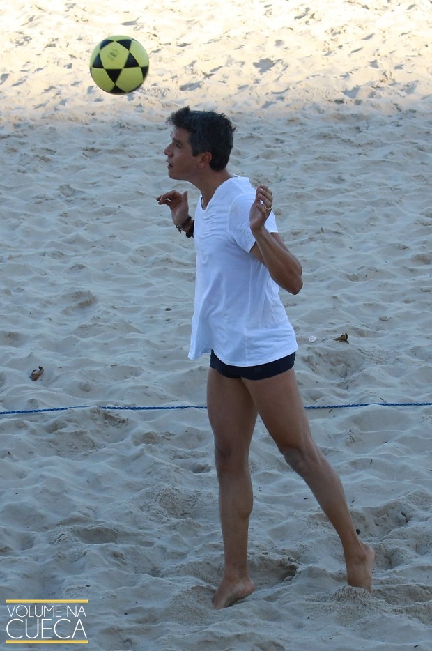 Márcio Garcia, de sunga, chama a atenção com o volume "tamanho família ...