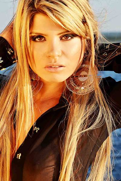 Miss Bumbum 2012 posa com biquínis para versão norte-americana do ...