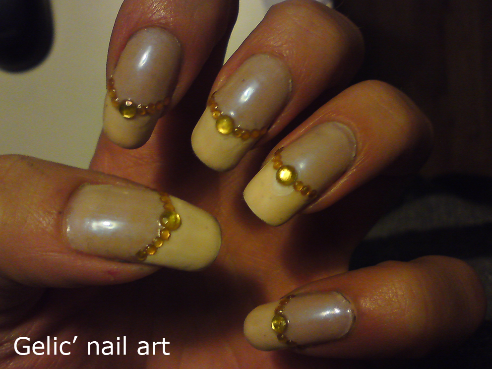 Gelic' nail art: Classical french manicure with yellow rhinestones
