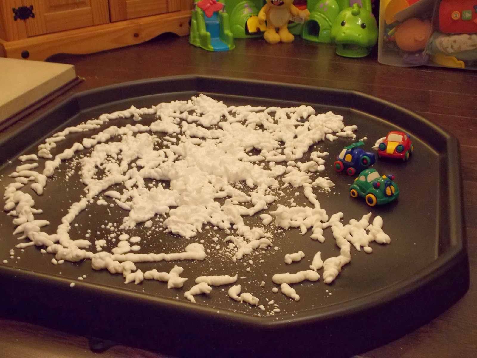 Radical Nature: Our first messy play in the tuff tray!