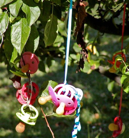 Παιδίον Τόπος: Το πιπιλόδεντρο (Pacifier Tree - Schnullerbaum)