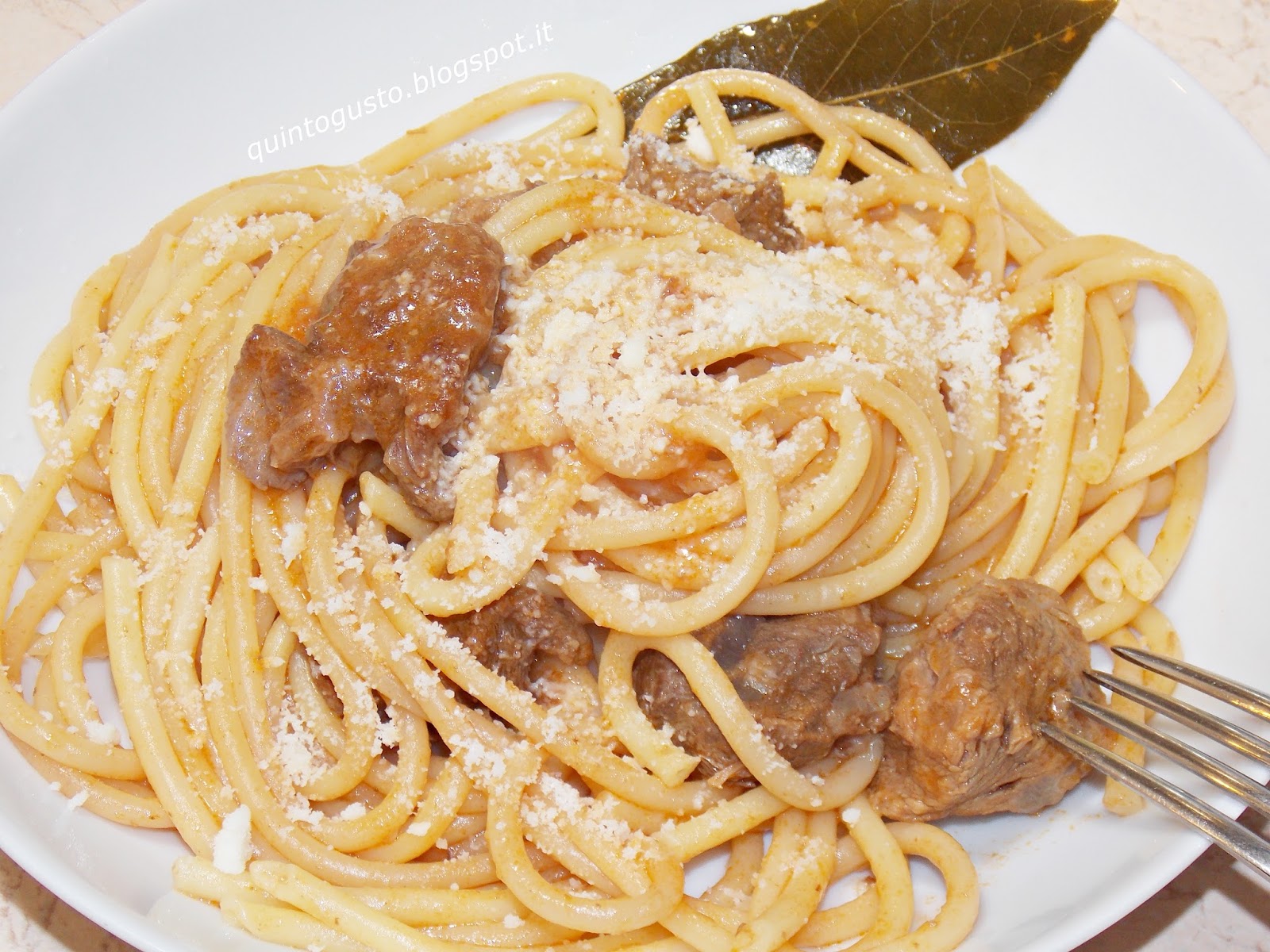 Spezzatino di manzo con pasta | Apriti Sesamo - Cucina greca e non solo