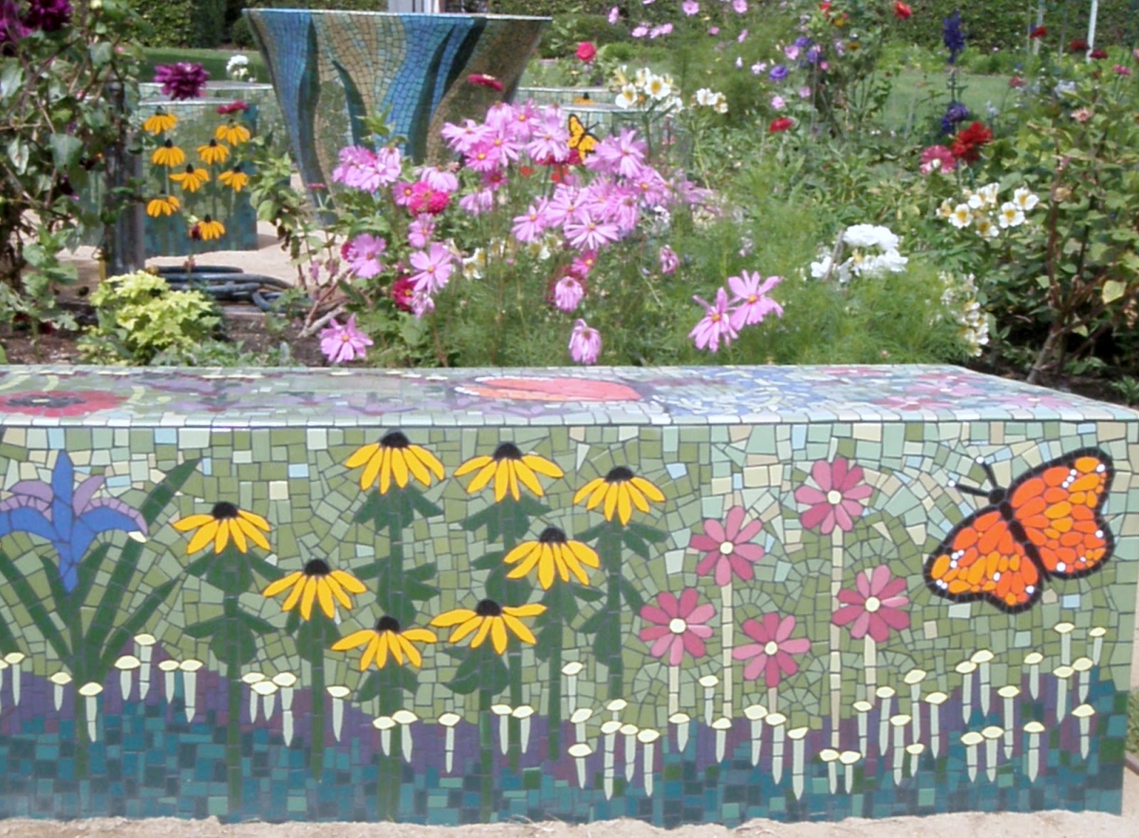 garden+021.JPG (1600×1178) | Mosaic garden, Mosaic flowers, Mosaic pictures