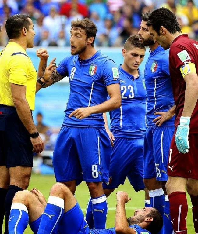 Meninos Machos Tem Jogador Italiano De Pau Duro Em Campo