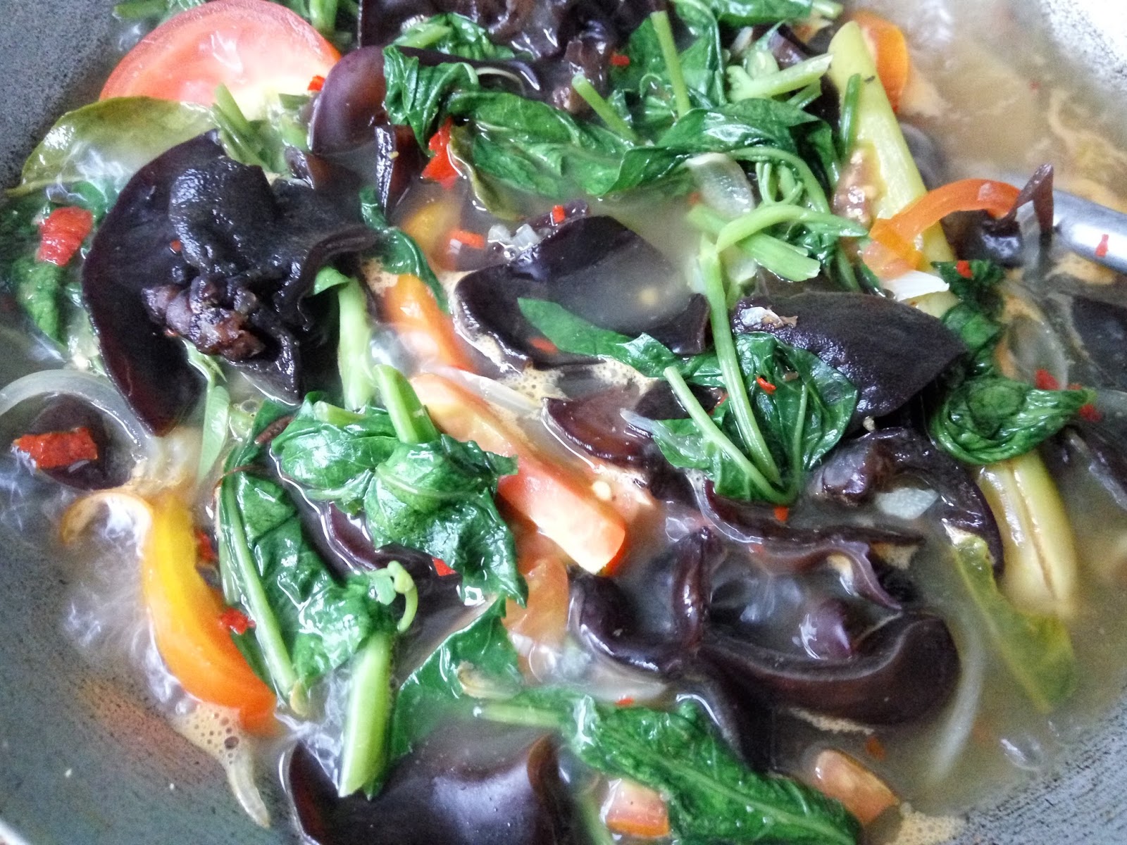 Resep Memasak Sayur Kangkung dan Jamur Kuping dengan Kuah Tomyam ...
