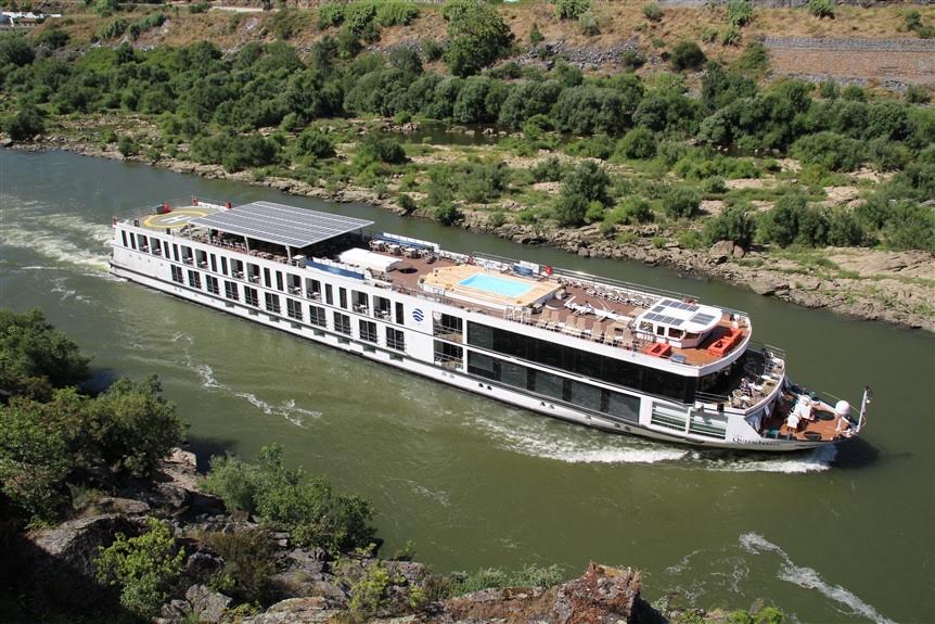 Sergio@Cruises: Navio Queen Isabel no rio Douro