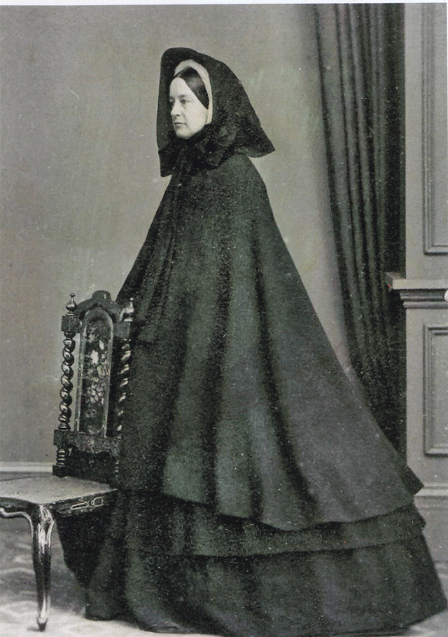 40 Eerie Portraits of Women in Mourning Dress From the Victorian Era ...