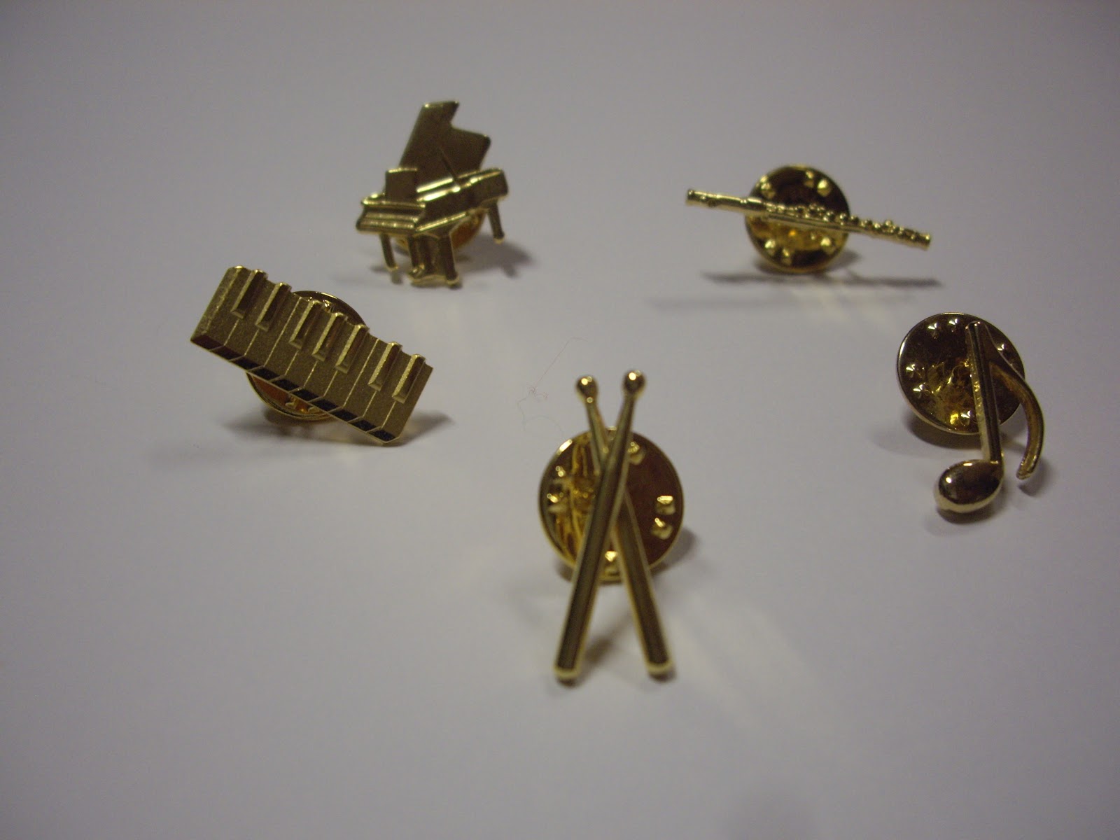 MUSICAL GÁLDAR: Pin Dorado "Modelo CM003"